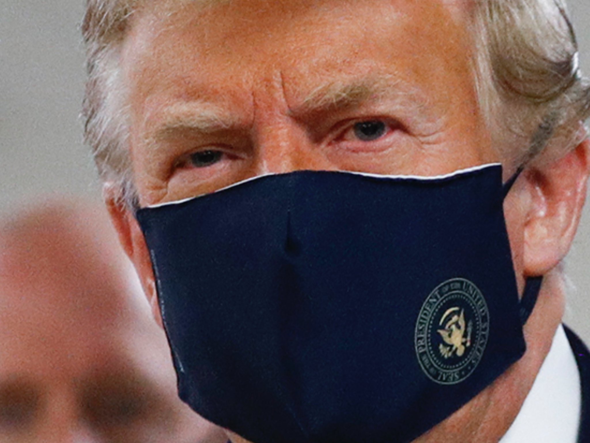 President Trump Wears a Protective Mask Visiting Walter Reed Hospital ...